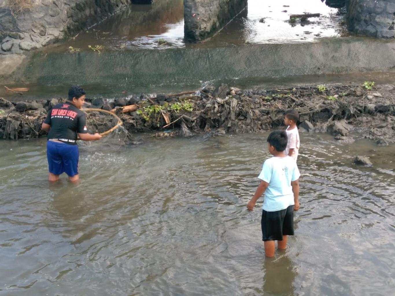 AIR SUNGAI WINONGO KECIL SURUT, WARGA ASYIK MENCARI IKAN - Website ...